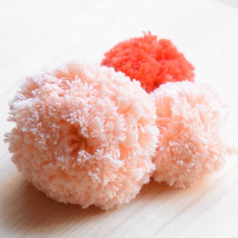 TOUTES LES TECHNIQUES POUR FAIRE DE JOLIS POMPONS | Rock and Paper