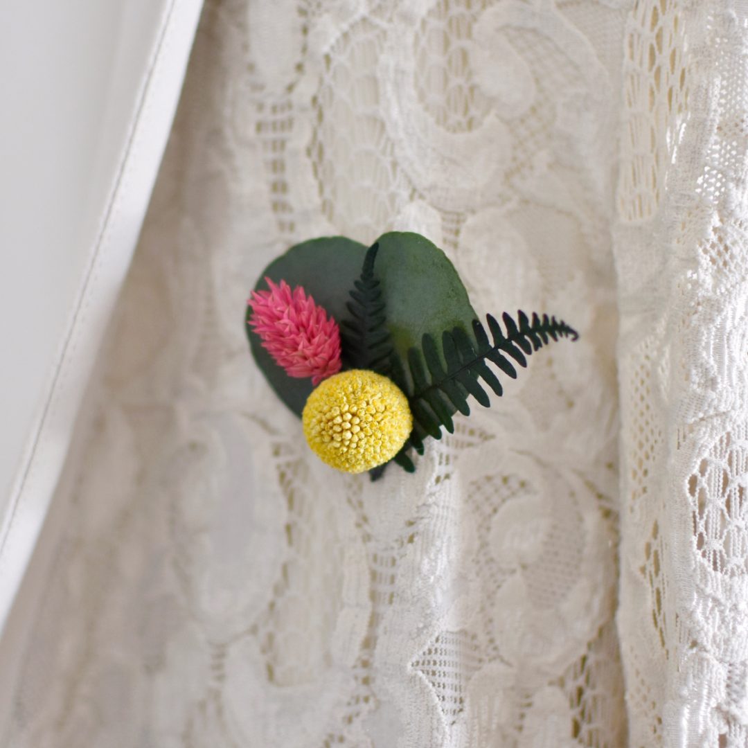 Comment faire une broche avec des fleurs séchées ? | Rock and Paper